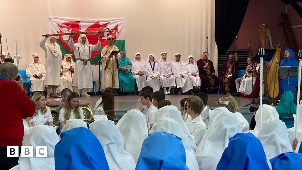 Cynnal seremoni gyhoeddi Eisteddfod Llŷn ac Eifionydd - BBC Cymru Fyw