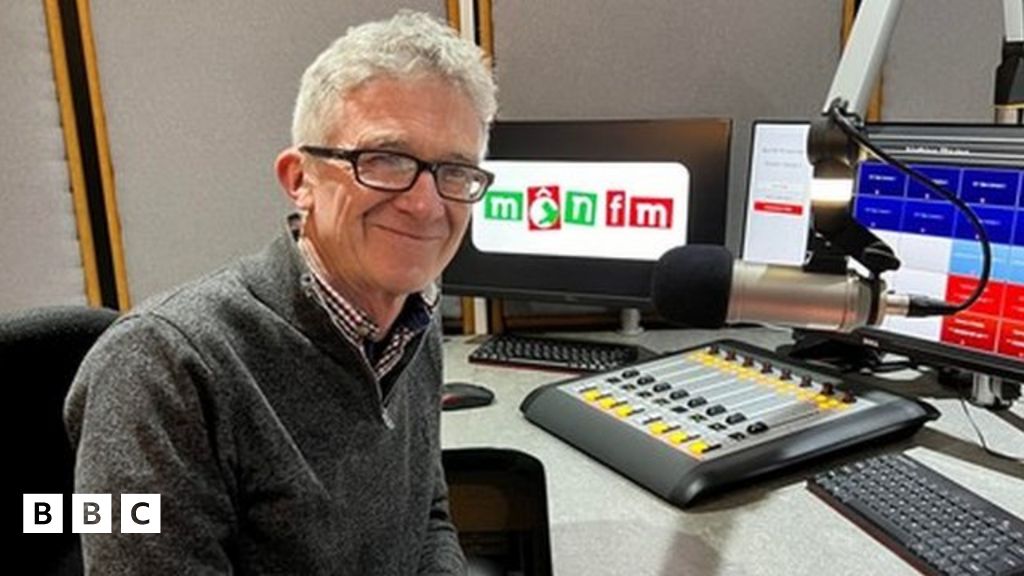 Geraint Lloyd yn ymuno â gorsaf radio MônFM - BBC Cymru Fyw