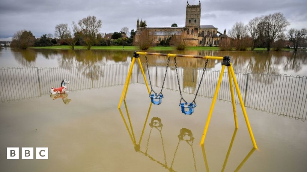 Flooding in parts of England and Wales after heavy rain - BBC Newsround