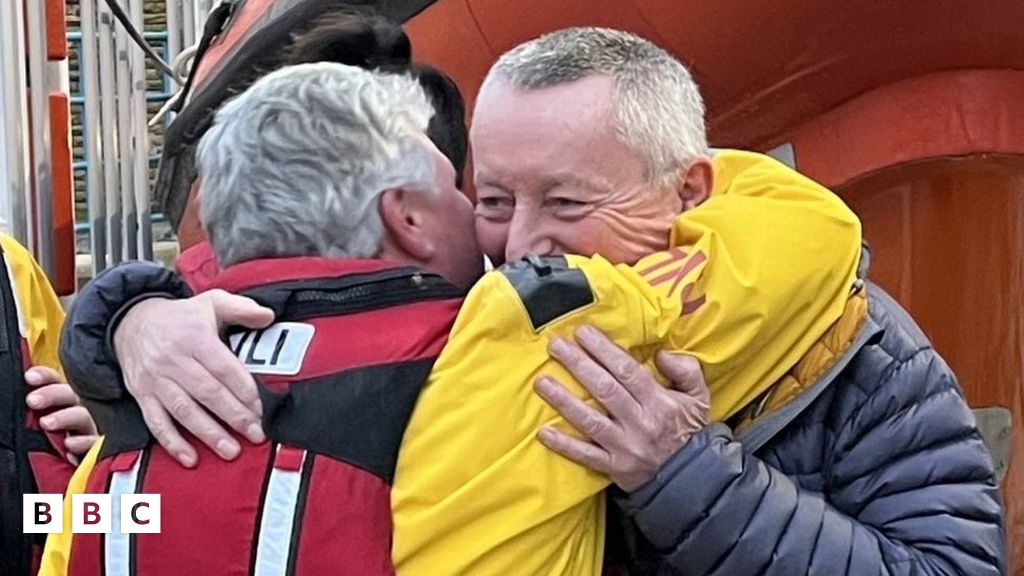 Dyn fu bron â marw yn diolch i'r RNLI am ei achub - BBC Cymru Fyw