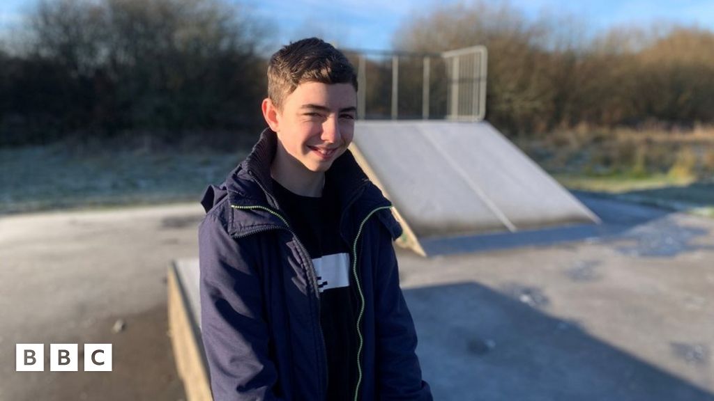 Siom sglefrfyrddiwr am eithrio'r gamp o'i gwrs TGAU - BBC Cymru Fyw