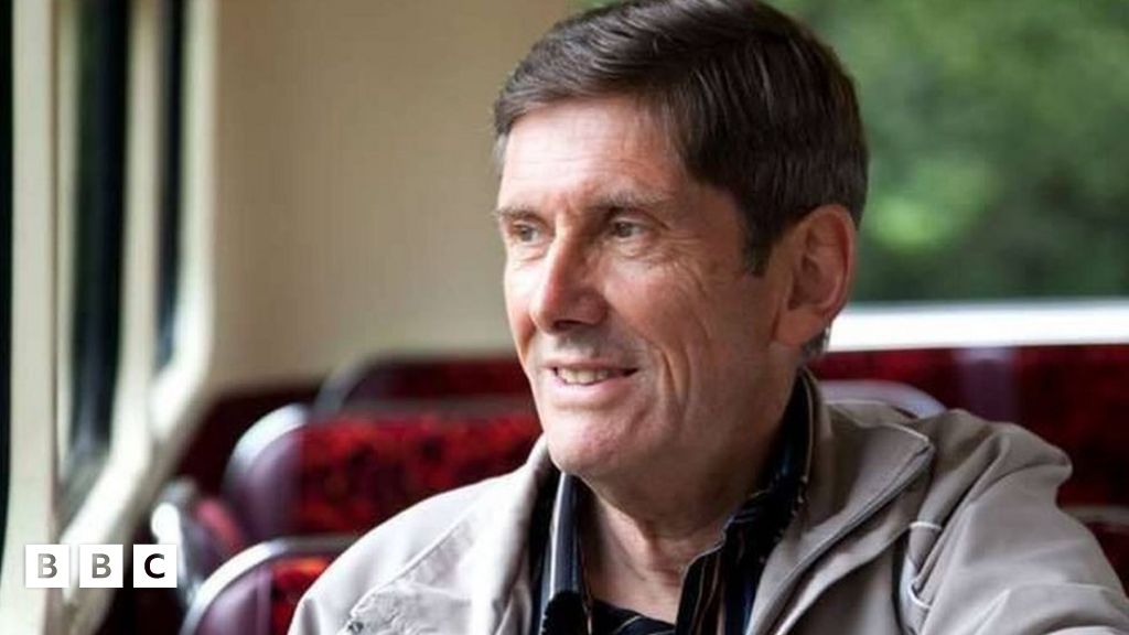 Harri Parri: 'Y dirywiad mwyaf mewn crefydd' - BBC Cymru Fyw