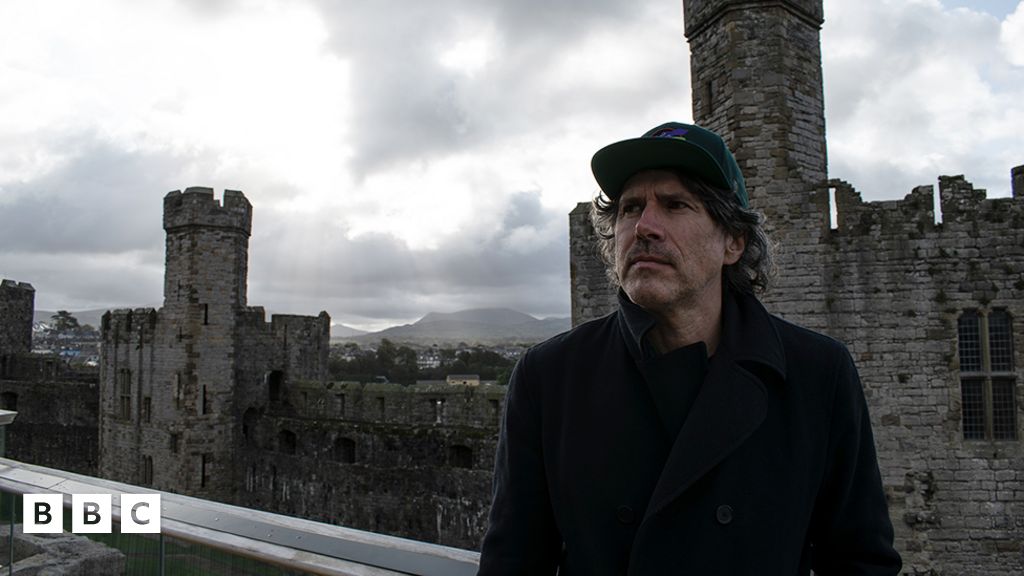 Gruff Rhys: Sioe laser yn 'brofiad ysgytwol' - BBC Cymru Fyw