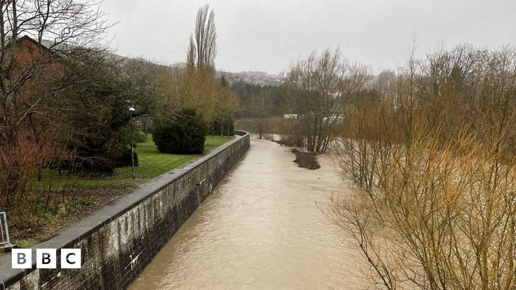 £214m i ddiogelu cymunedau rhag llifogydd wrth i Gymru droi'n wlypach ...