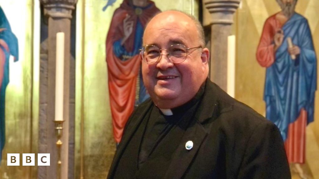 Ateb y Galw: Esgob Tyddewi, Dorrien Davies - BBC Cymru Fyw