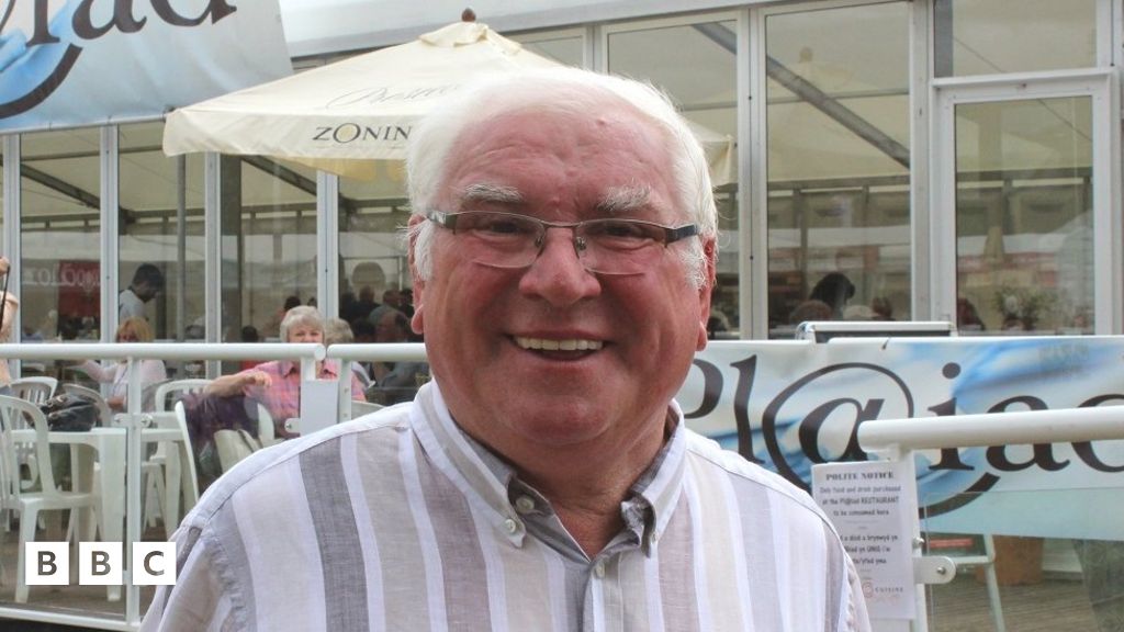 Cannoedd yn mynychu angladd Dai Jones yn Llanilar - BBC Cymru Fyw