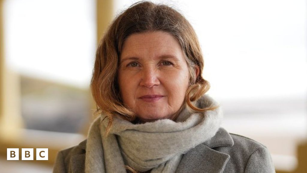 Cynghorydd trais yn erbyn menywod wedi cael ei threisio - BBC Cymru Fyw