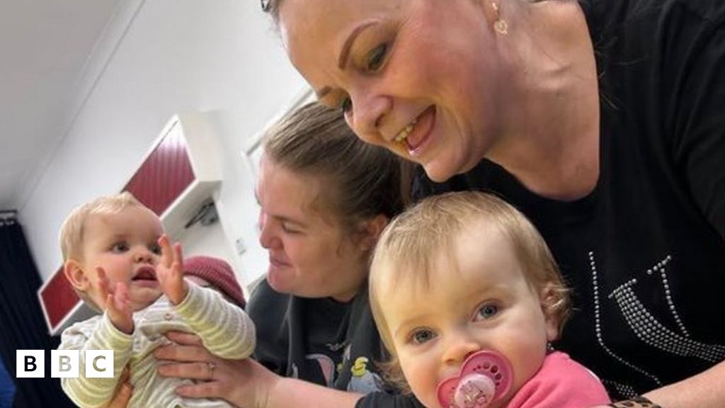'Babanod un oed wedi bod yn yr ysbyty oherwydd llwydni' - BBC Cymru Fyw