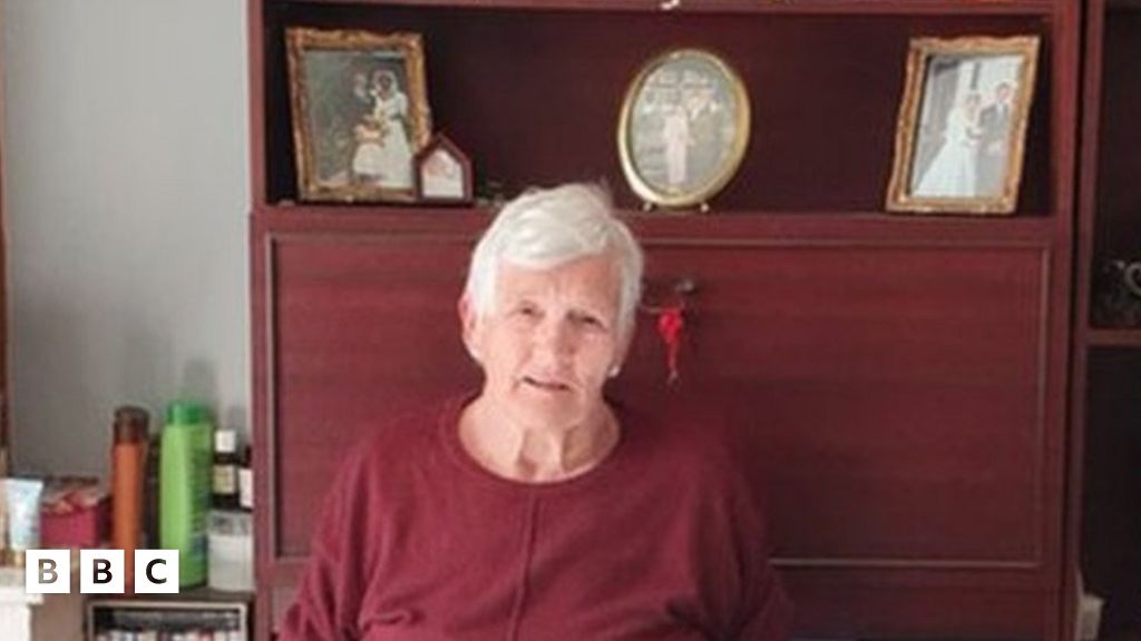 'Rwy'n ddall mewn un llygad ar ôl colli apwyntiadau pandemig' - BBC ...