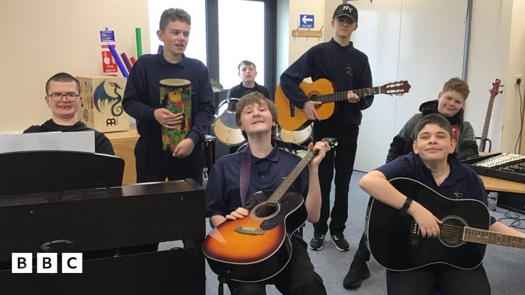 Eisteddfod rithiol ar gyfer plant ag anghenion arbennig - BBC Cymru Fyw