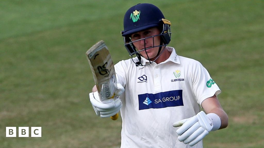 Morgannwg 216 ar y blaen cyn y diwrnod olaf - BBC Cymru Fyw