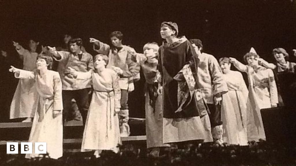 Cwmni Theatr Maldwyn yn atgyfodi sioe Y Mab Darogan - BBC Cymru Fyw