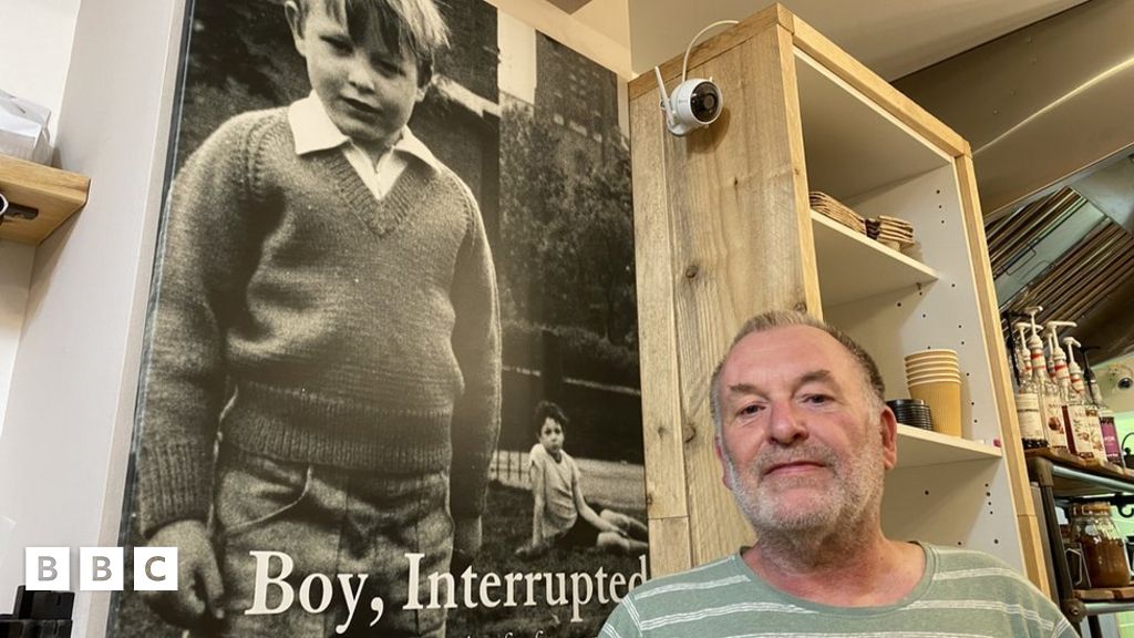 Cyn fasydd The Smiths a'i gaffi ym Mangor - BBC Cymru Fyw