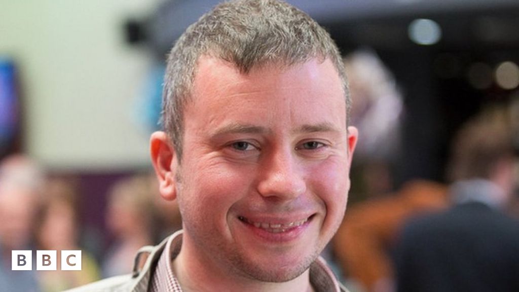 Rhys Iorwerth: 'Sut mae denu mwy i astudio Cymraeg?' - BBC Cymru Fyw