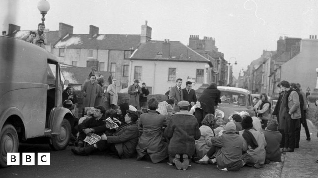 Cofio 60 mlynedd ers protest gyntaf Cymdeithas yr Iaith - BBC Cymru Fyw