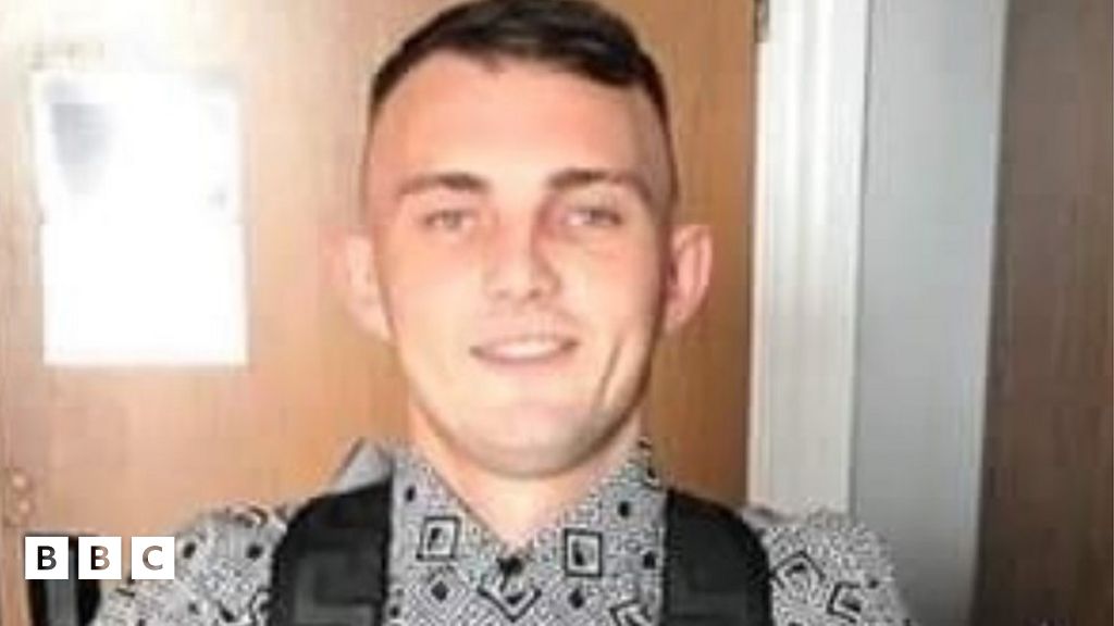 Dau yn euog o lofruddio tad wrth ddwyn ei fag Gucci - BBC Cymru Fyw