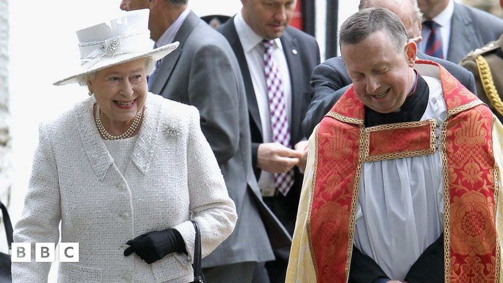 Y Frenhines Elizabeth II 'fyth yn swil' am ei ffydd - BBC Cymru Fyw