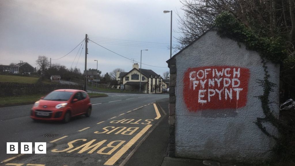 Mynydd Epynt: 'Angen parhau i adrodd y stori' - BBC Cymru Fyw