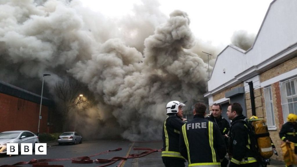 Firefighters tackle massive bakery fire - BBC Newsround
