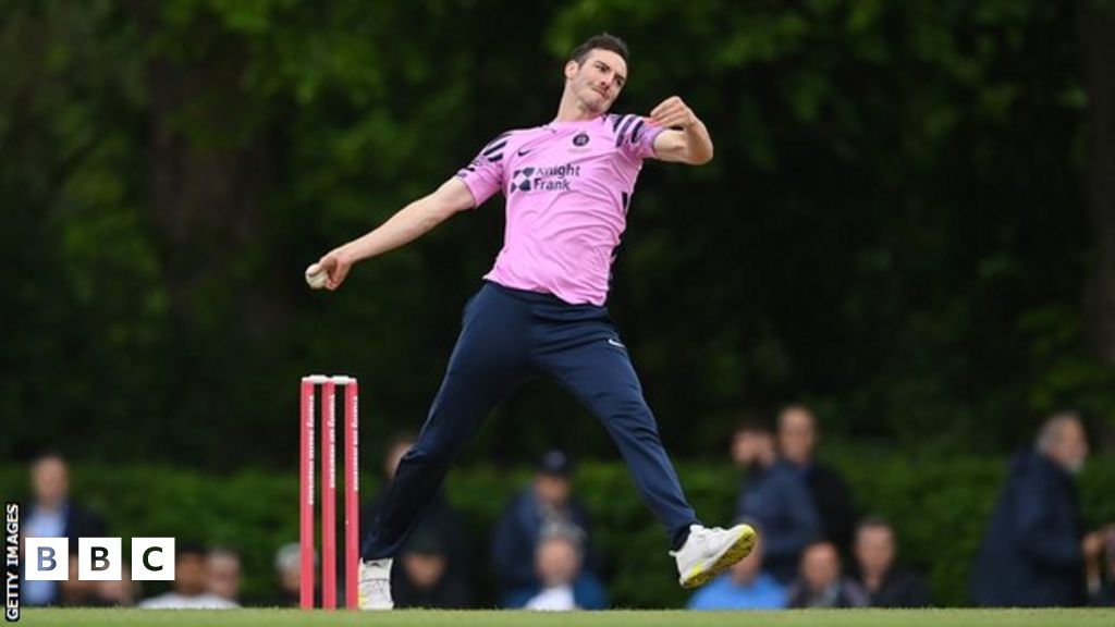 Criced: Middlesex yn trechu Morgannwg o bedair wiced - BBC Cymru Fyw