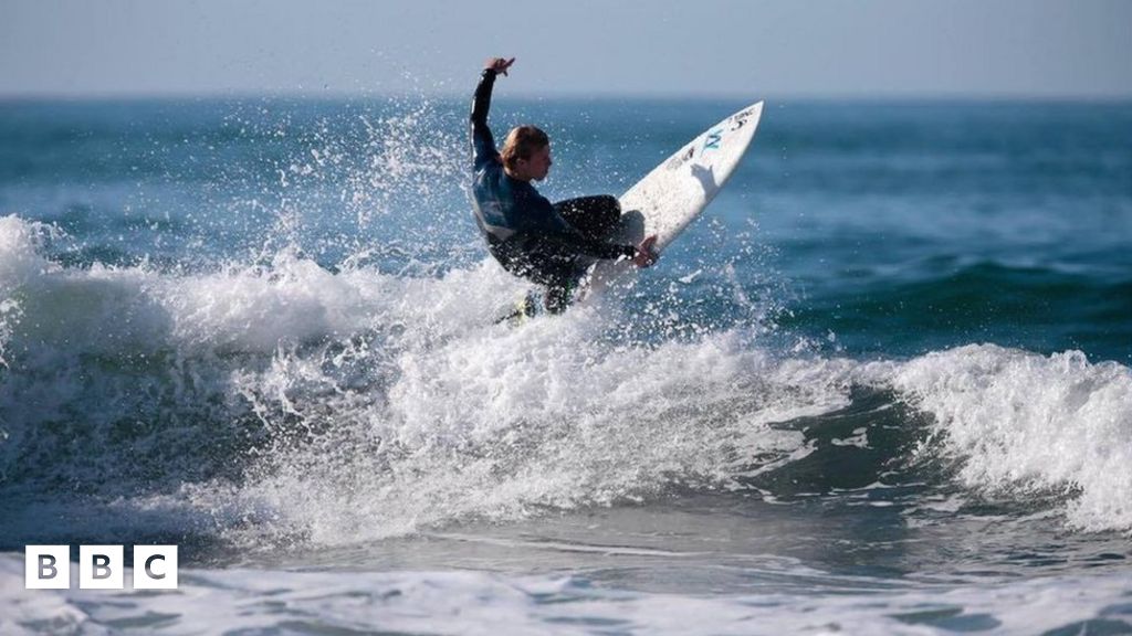 Aur i Gymro ym Mhencampwriaethau Para Syrffio'r Byd - BBC Cymru Fyw