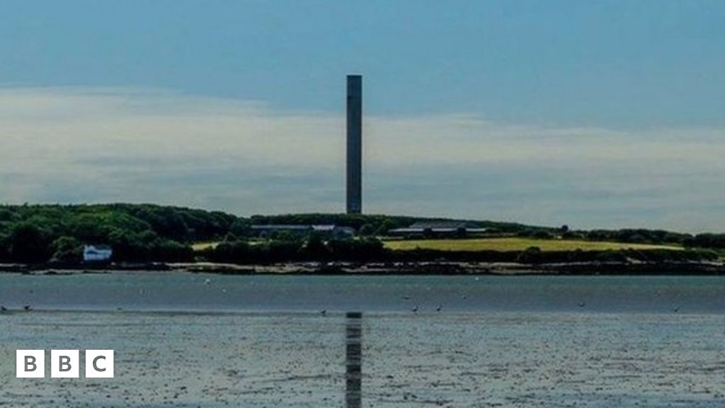 Caergybi: Dymchwel simnai enwog Alwminiwm Môn? - BBC Cymru Fyw