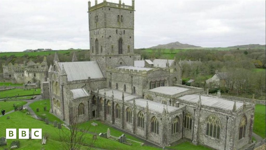 Tyddewi - dinas fach sydd â breuddwydion mawr - BBC Cymru Fyw