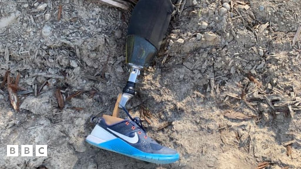 Skydiver finds prosthetic leg that fell off at 10,000ft - BBC Newsround