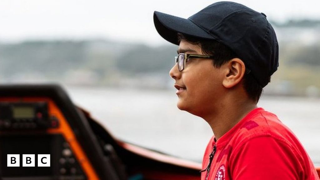 Float to Live: Top tips for staying safe in the water - BBC Newsround