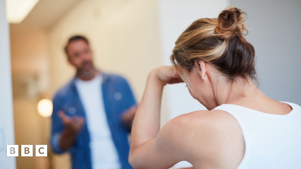 'Byddwch yn garedig i'ch gilydd wrth hunan ynysu' - BBC Cymru Fyw