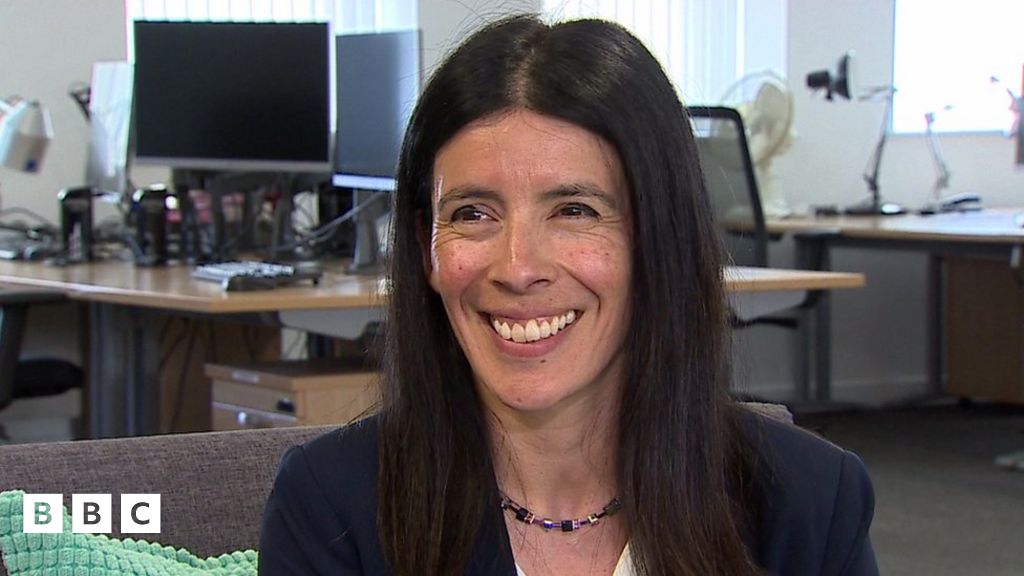 Comisiynydd yn methu taclo tlodi plant heb darged newydd - BBC Cymru Fyw