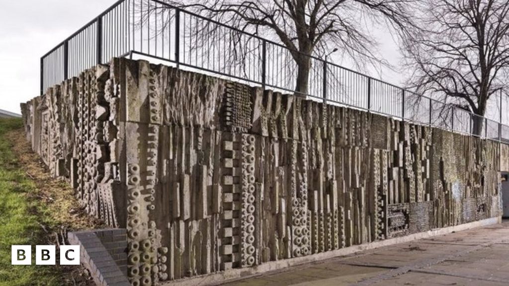 Murals recognised as important part of UK history - BBC Newsround