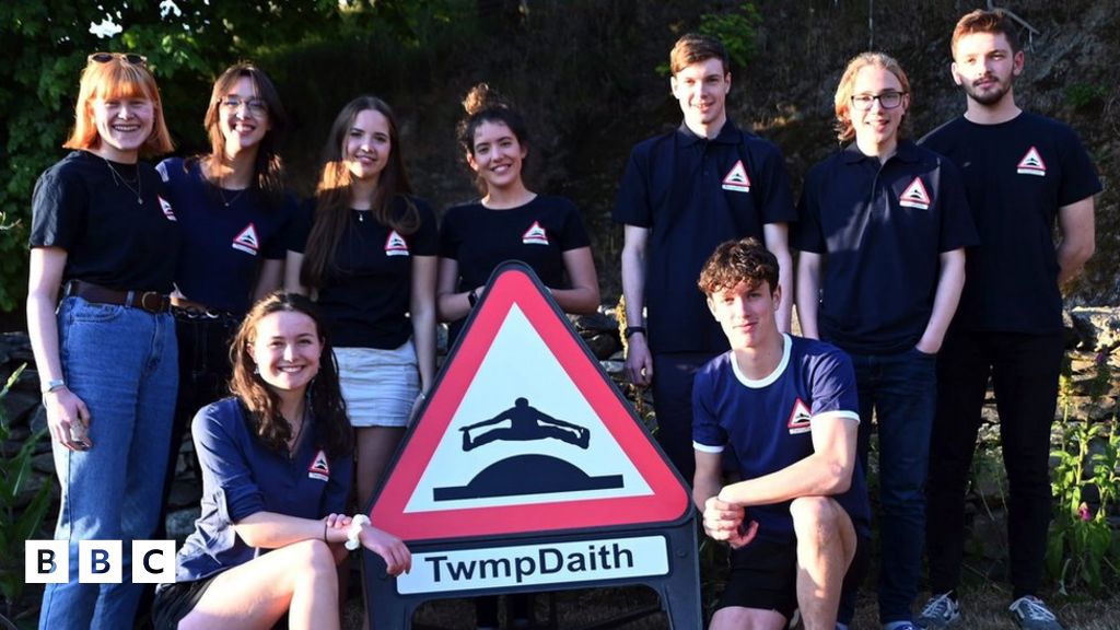 Twmpdaith yn galw twmpath - BBC Cymru Fyw