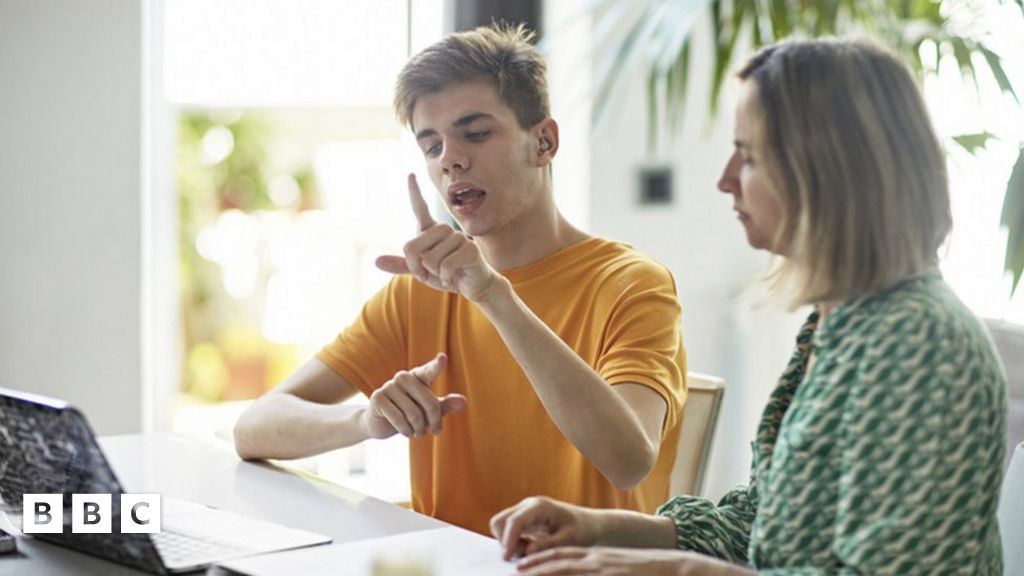 BSL: Pupils in England offered GCSE in British Sign Language - BBC ...