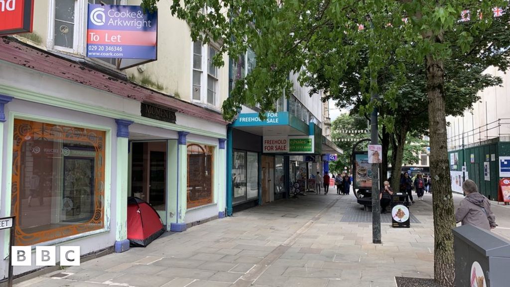 Stryd fawr: Cynnydd yn nifer y siopau gwag yng Nghymru - BBC Cymru Fyw