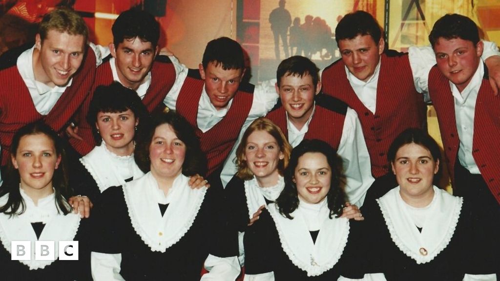 Aelwyd Hafodwenog yn dathlu'r 40 - BBC Cymru Fyw