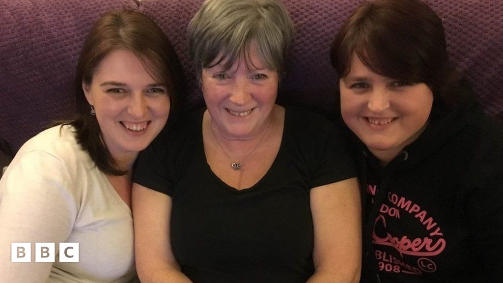 Twins born in two countries set record 40 years later - BBC Newsround