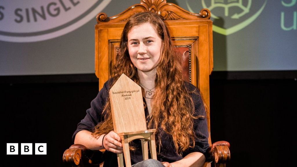 Cerddi i roi cysur mewn cyfnod tywyll - BBC Cymru Fyw