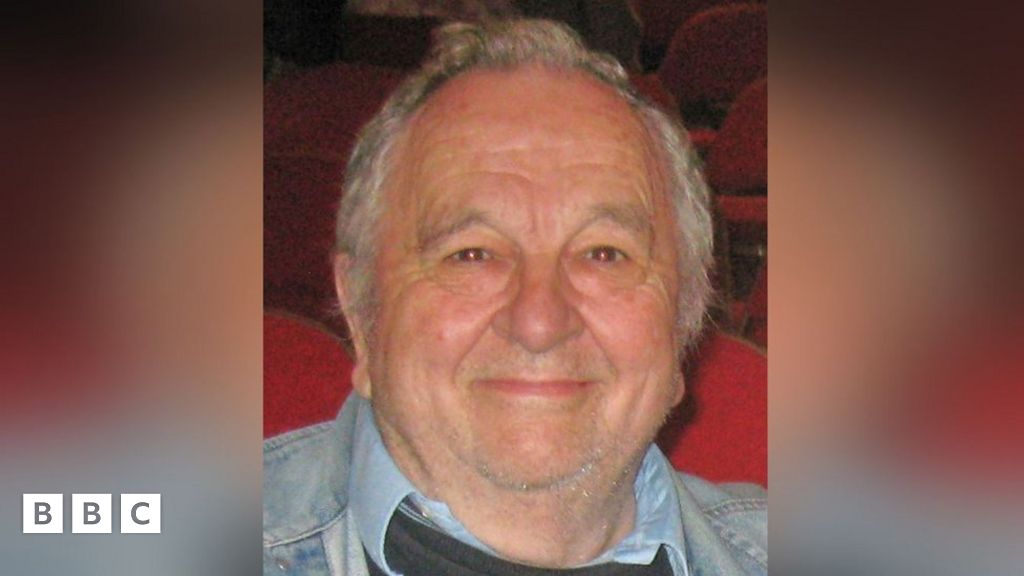 Geraint Jones i dderbyn Medal TH Parry-Williams - BBC Cymru Fyw