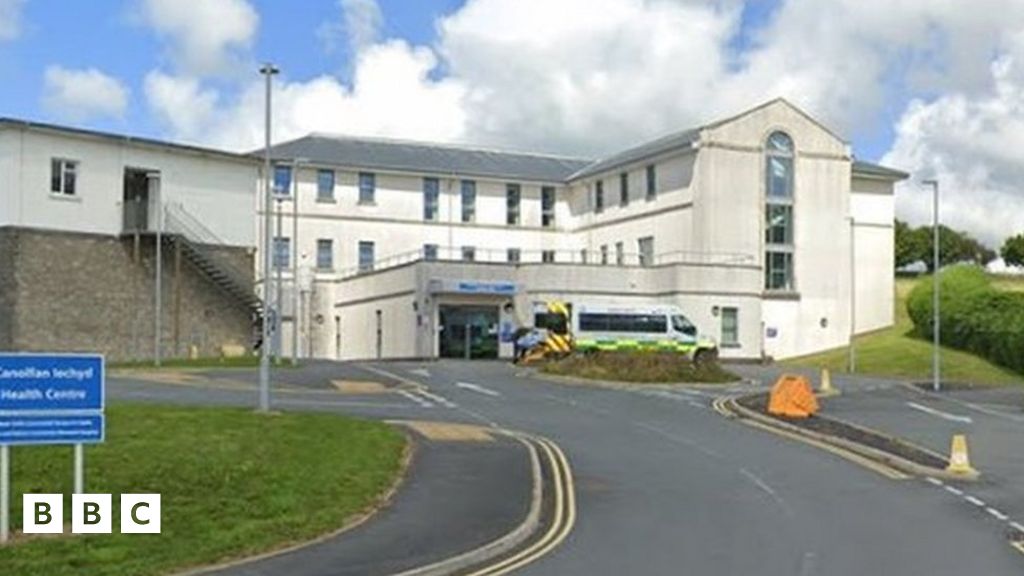 Symud cleifion a chau ward Ysbyty Tywyn yn sgil prinder staff - BBC ...