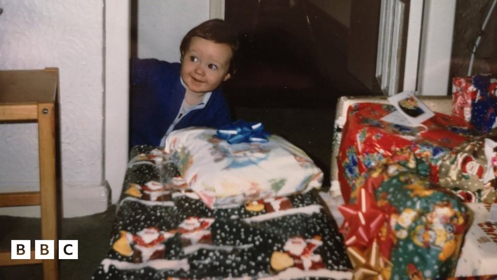 Tri Llun 'Dolig Hywel Pitts - BBC Cymru Fyw