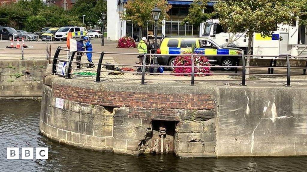 Cyhoeddi enw dyn 52 oed fu farw ym marina Abertawe - BBC Cymru Fyw