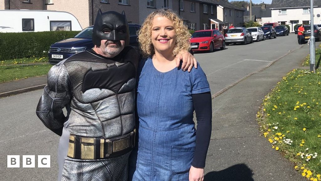 Batman y Bala yn camu i'r adwy mewn argyfwng - BBC Cymru Fyw