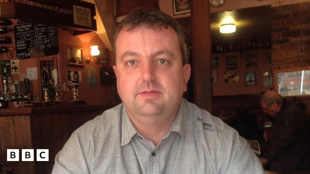 Teyrnged i yrrwr a laddwyd gan goeden yn Sir Gaerfyrddin - BBC Cymru Fyw