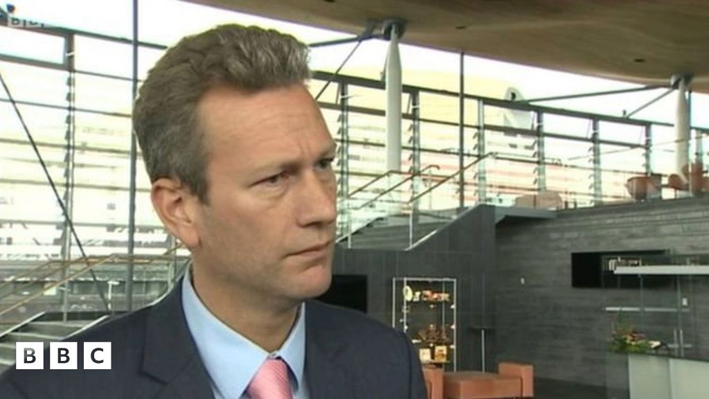 Nathan Gill yn ymddiswyddo fel AC - BBC Cymru Fyw