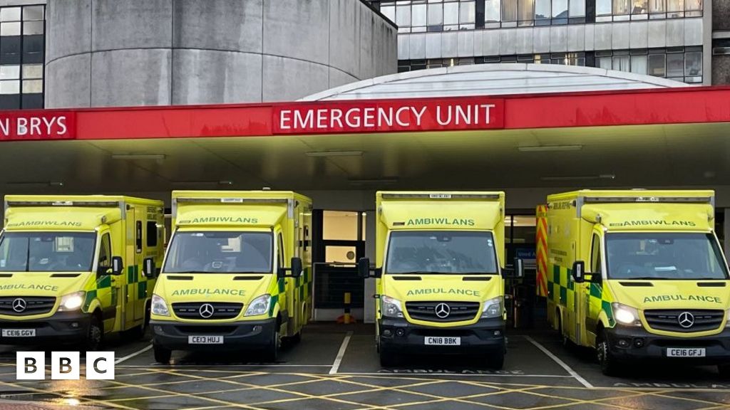 Gweithwyr ambiwlans i streicio am ddau ddiwrnod arall - BBC Cymru Fyw