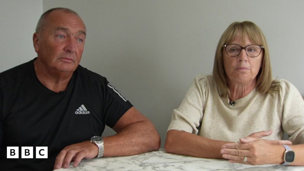 Yr her o recriwtio a dal gafael ar ofalwyr maeth - BBC Cymru Fyw