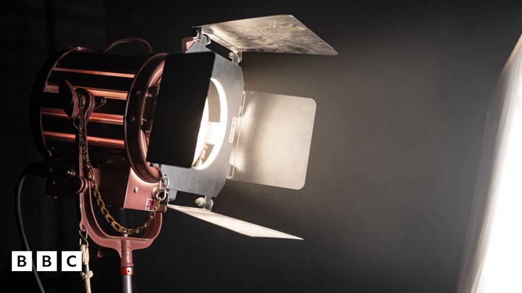 'Bwlio' a 'diwylliant o ofn' o fewn y byd ffilm a theledu - BBC Cymru Fyw