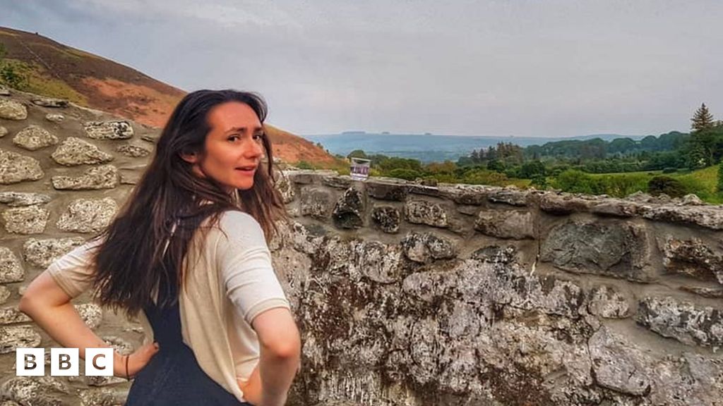 Ateb y Galw: Y berfformwraig Cêt Haf - BBC Cymru Fyw