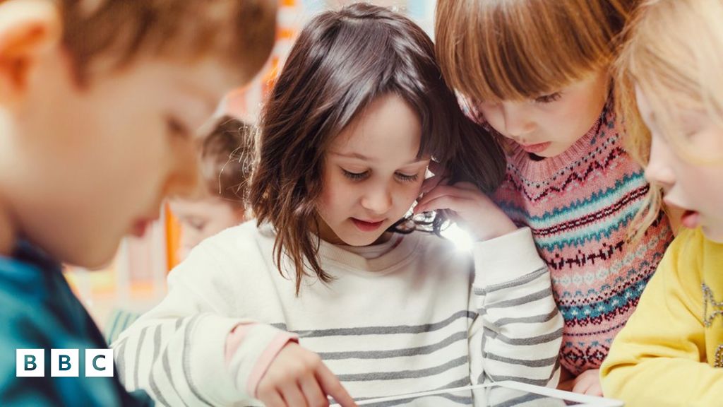 'Cosb ariannol' am gadw plant adref yn ystod cyfnod clo - BBC Cymru Fyw